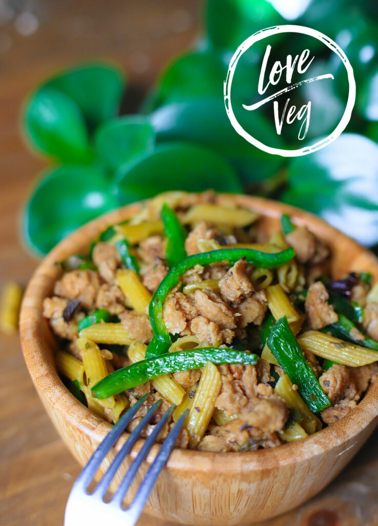 Pasta con Carne de Soya y Rajas | Love Veg