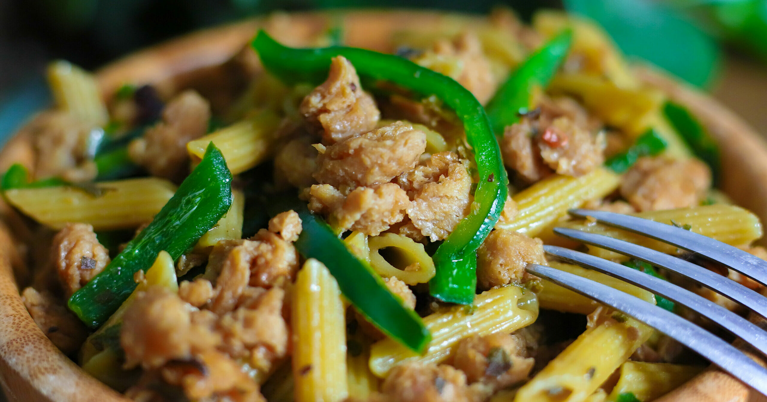 Pasta con Carne de Soya y Rajas | Love Veg